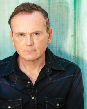 شاهد عالم أشباح بثًا مباشرًا على الإنترنت على Moviebox